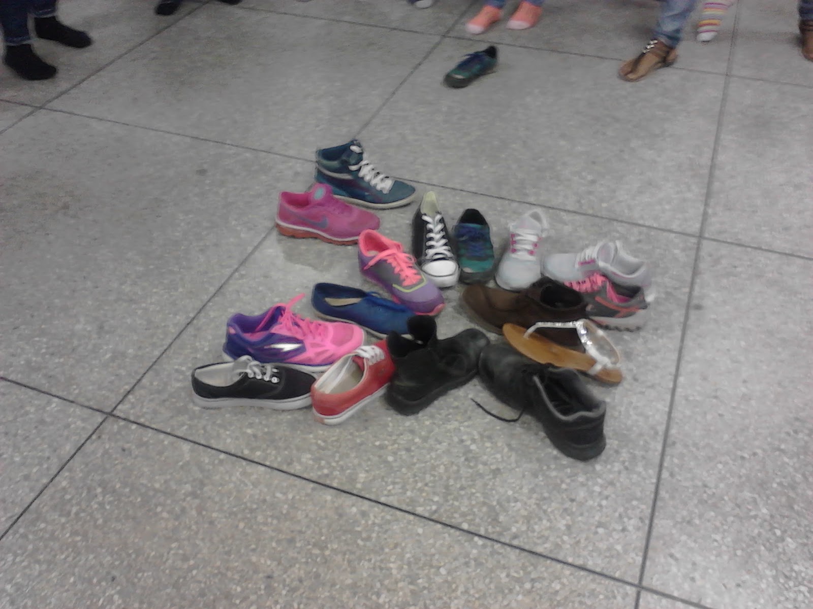 PSICOLOGIA AHORA: SEIS PARES DE ZAPATOS PARA LA ACCIÓN DE EDWARD DE BONO