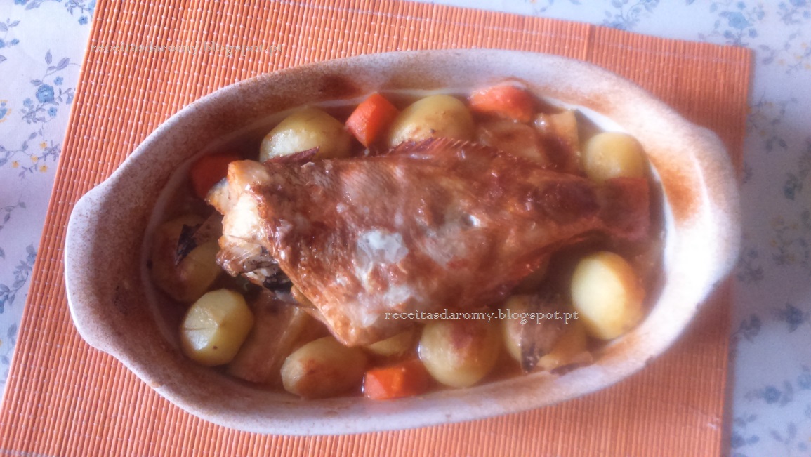 Red Fish assado no forno com batatas e legumes