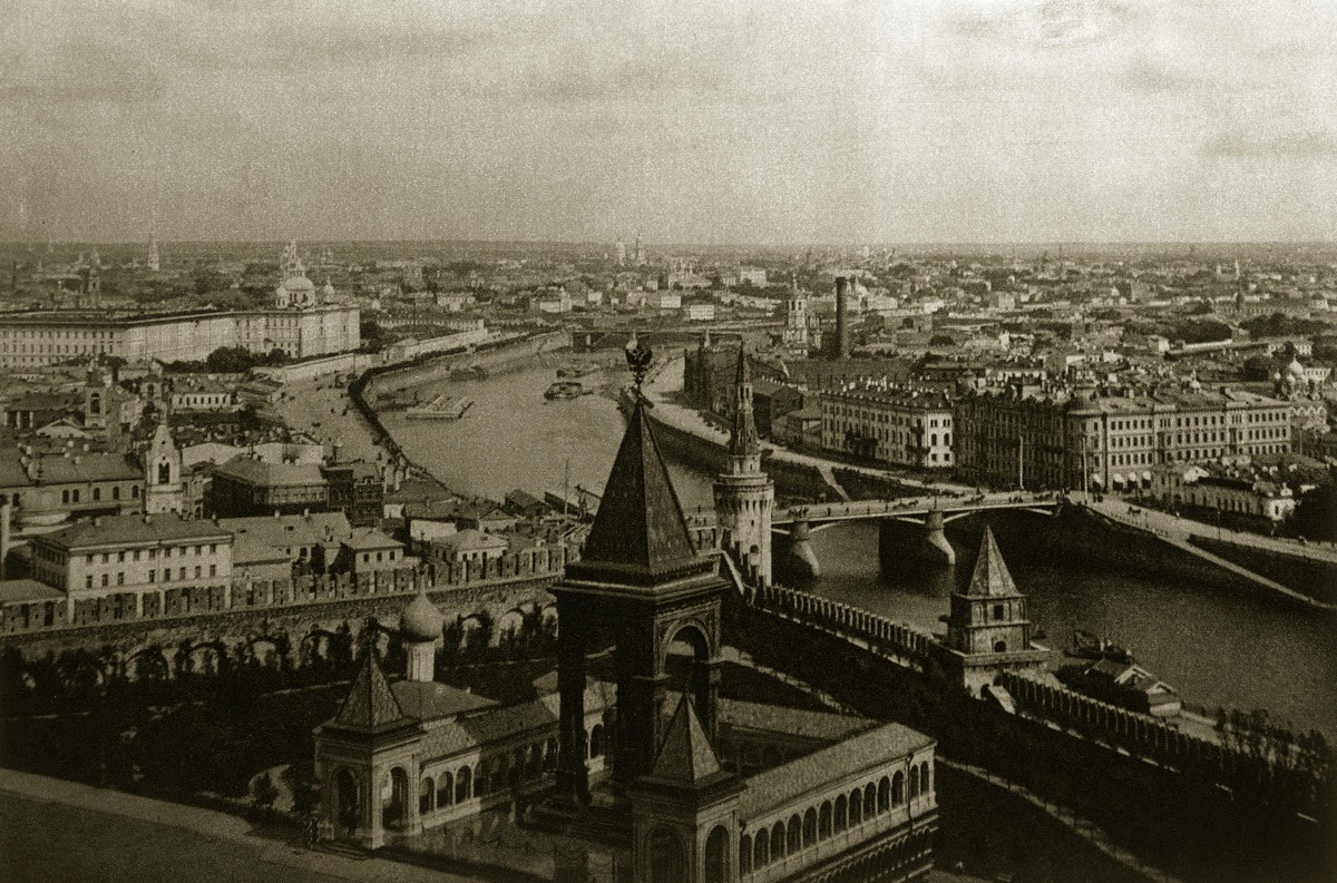 36 Fascinating Vintage Photographs Capture Street Scenes of Moscow in ...