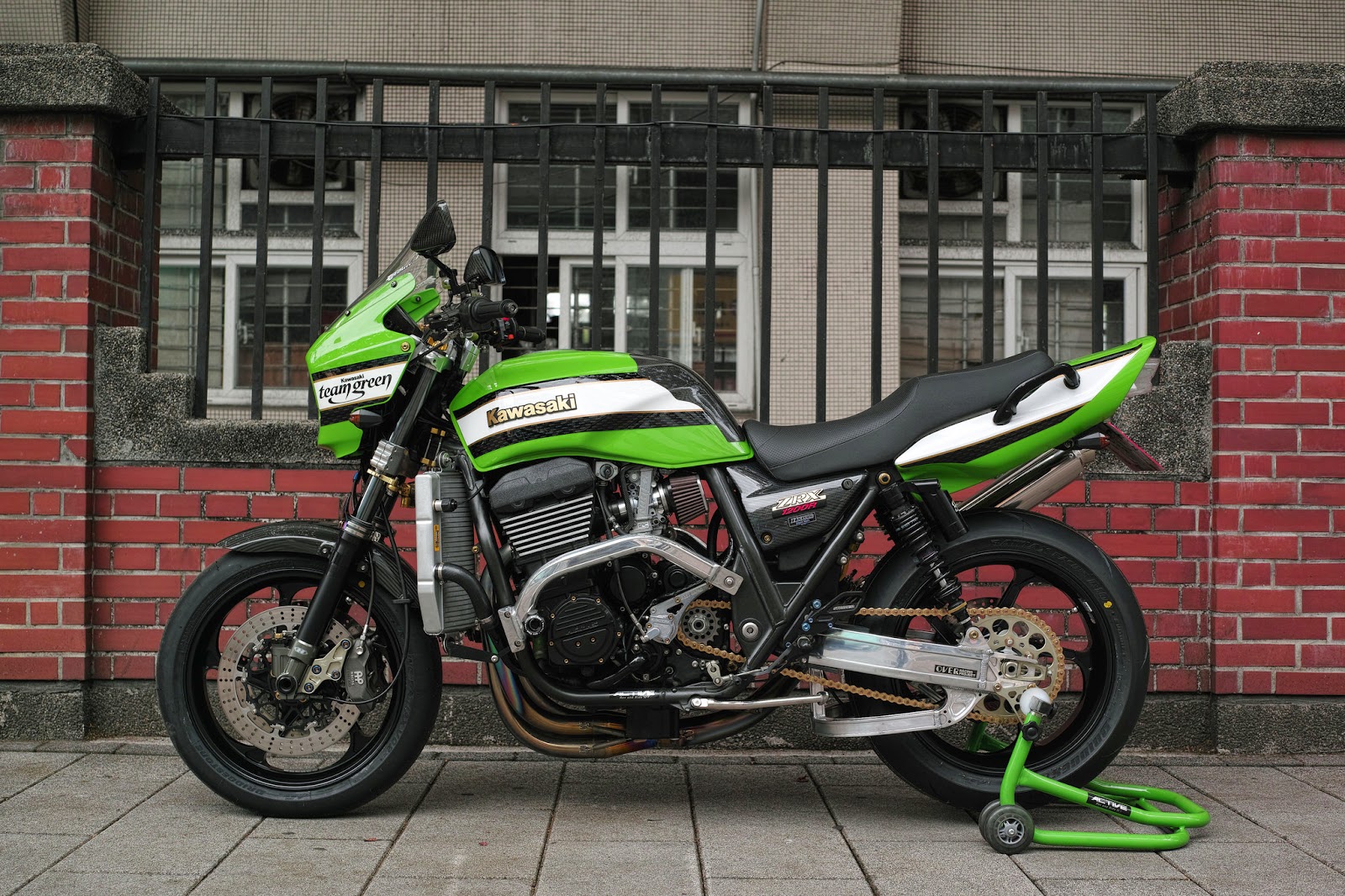 ZRX 1200 - Old Superbike - RocketGarage - Cafe Racer Magazine