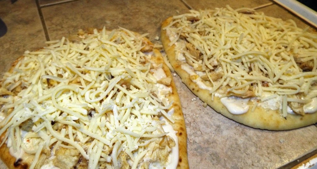 Clever, Crafty, Cookin' Mama: Cheesy Garlic Chicken Flat Bread