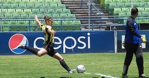 FÚTBOL EN FOTOS: SAQUE DE META