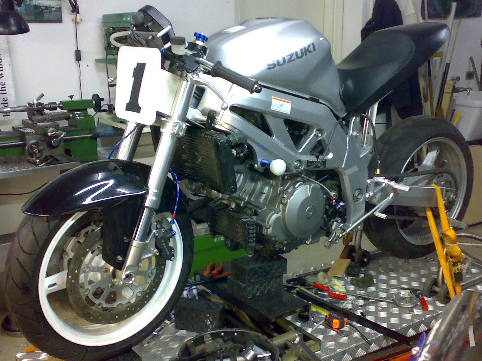 Racing Cafè: Suzuki "SV 1000 R" by MacGyver - Step 1