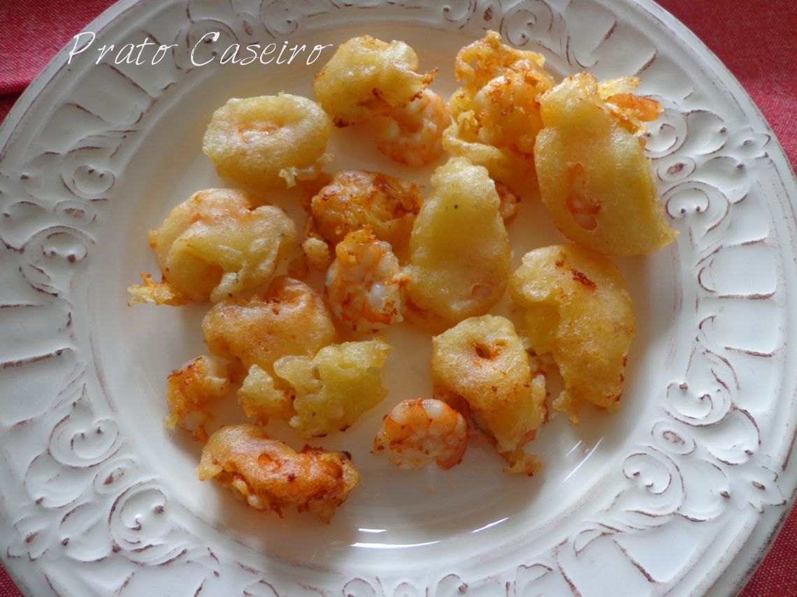 Prato Caseiro: Camarões albardados em polme de cerveja