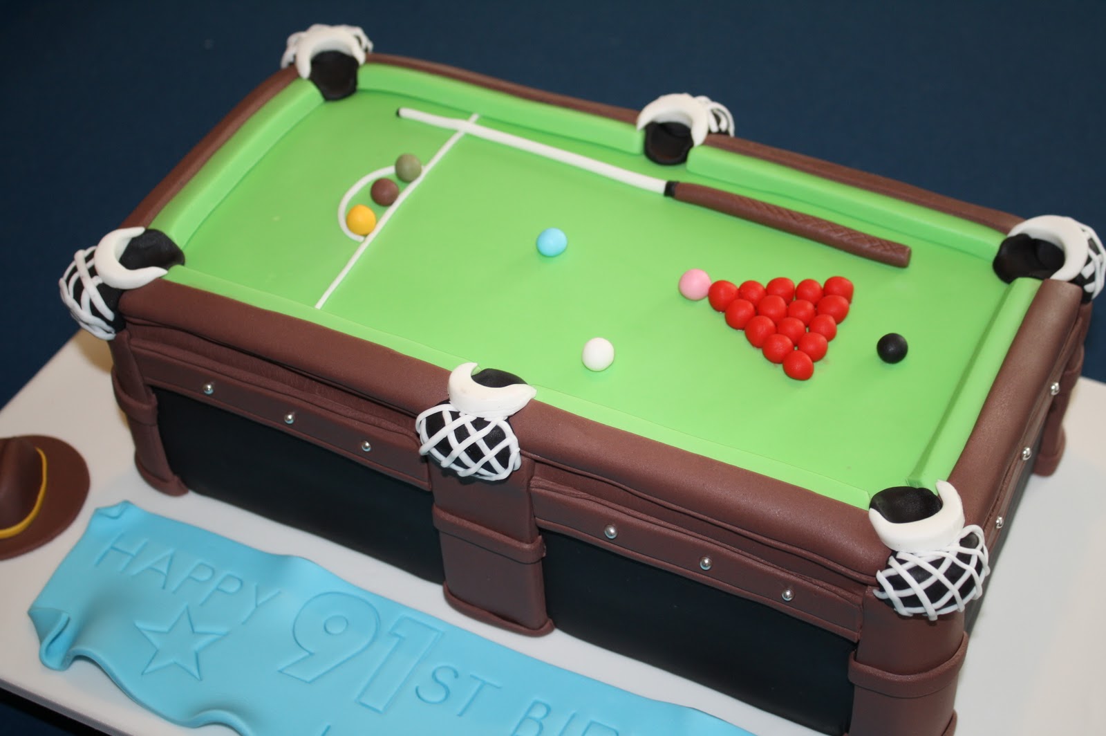 Sandy's Cakes: Lyle Loves Snooker and is 91