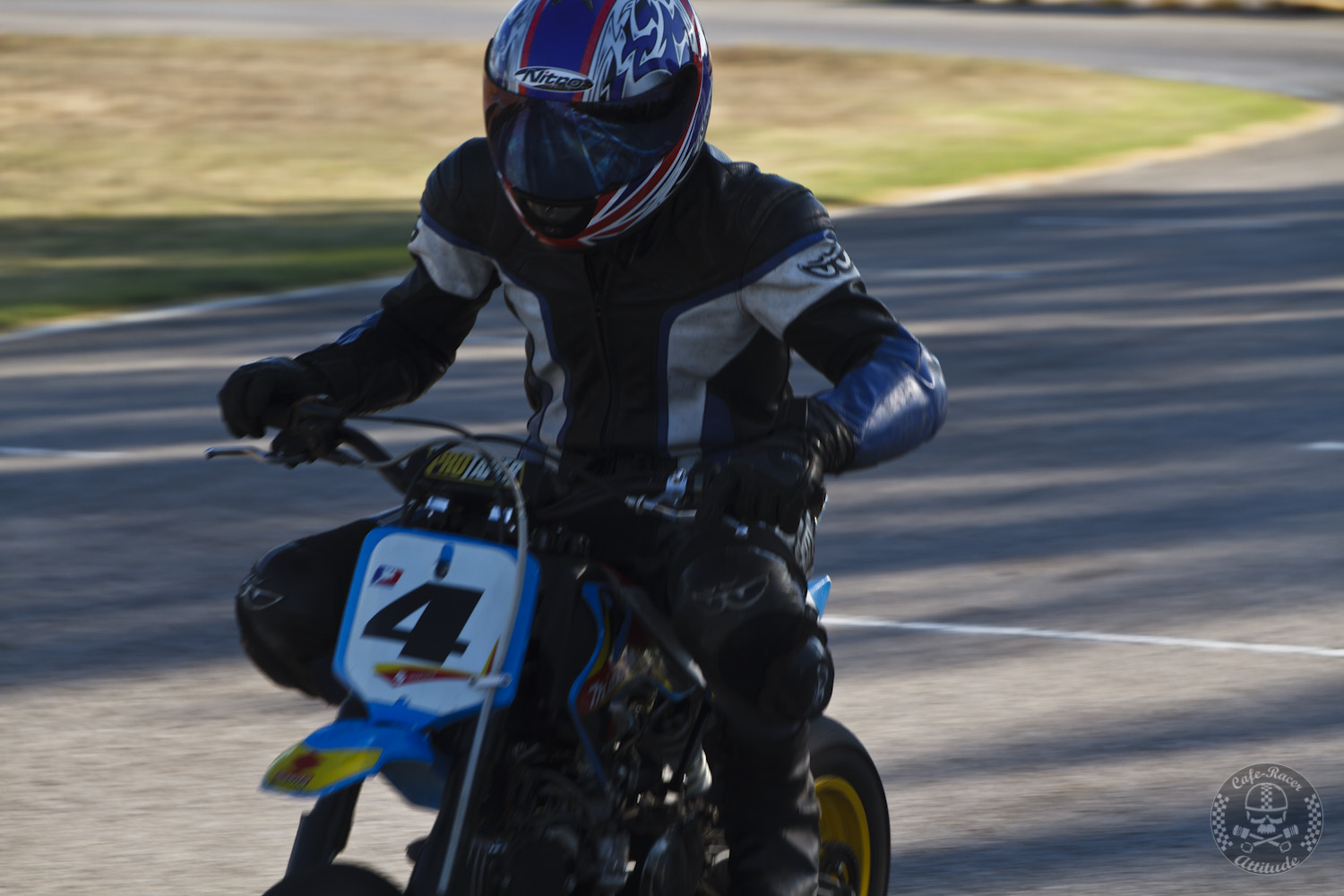 Cafe Racer Attitude: Pit Bike en circuito