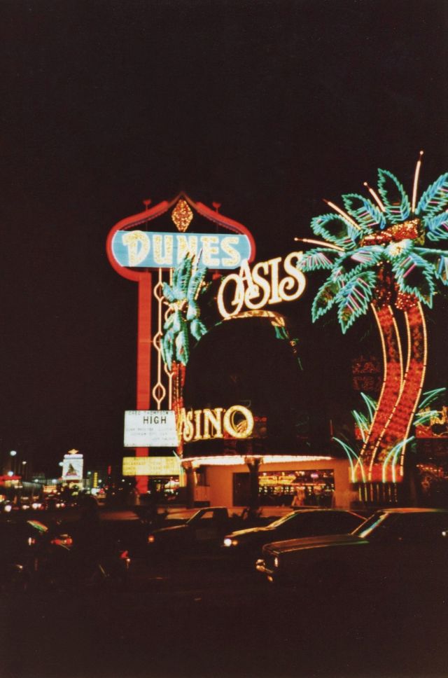 50 Fascinating Photos of Las Vegas in the Beginning of the Megaresort ...