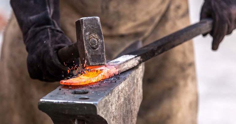 DEVOCIONALES DIARIOS: TRANSFORMANDO VIDA: El herrero y el rey