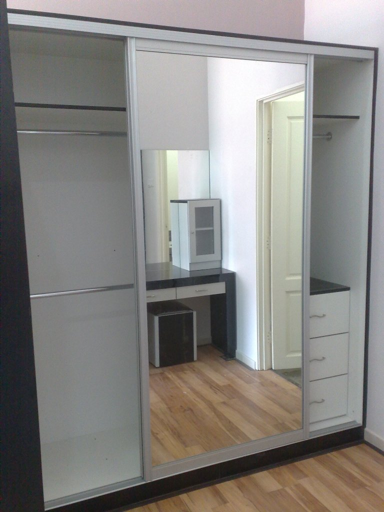 Utara kabinet: Almari Bilik AB17