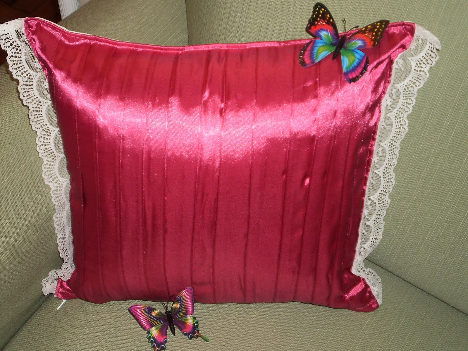 Jacinto en Flor: ALMOHADON FORRADO CON CINTA DE RASO Y PUNTILLA