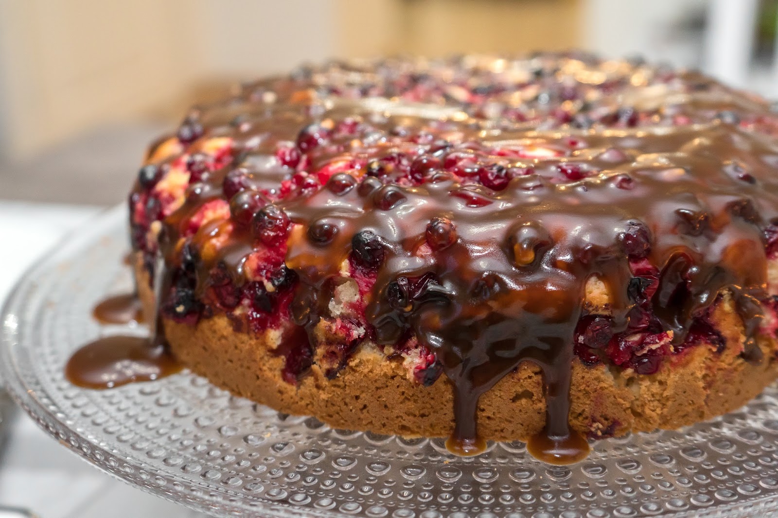 Keittotaiteilua: Vegaaninen karpalo-kinuskikakku