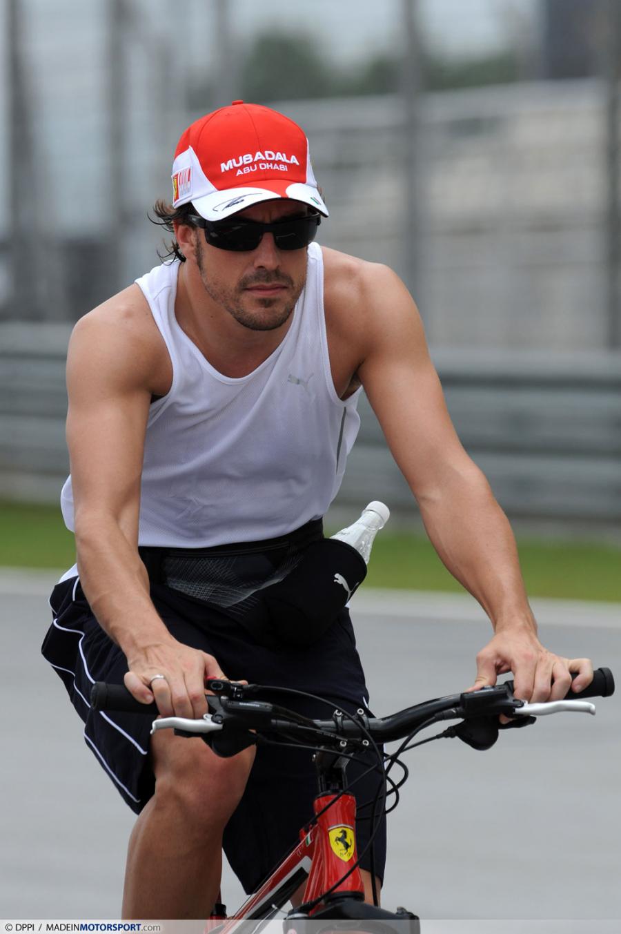 Breathtaking Fernando Alonso in two wheels... *_* You will never see ...