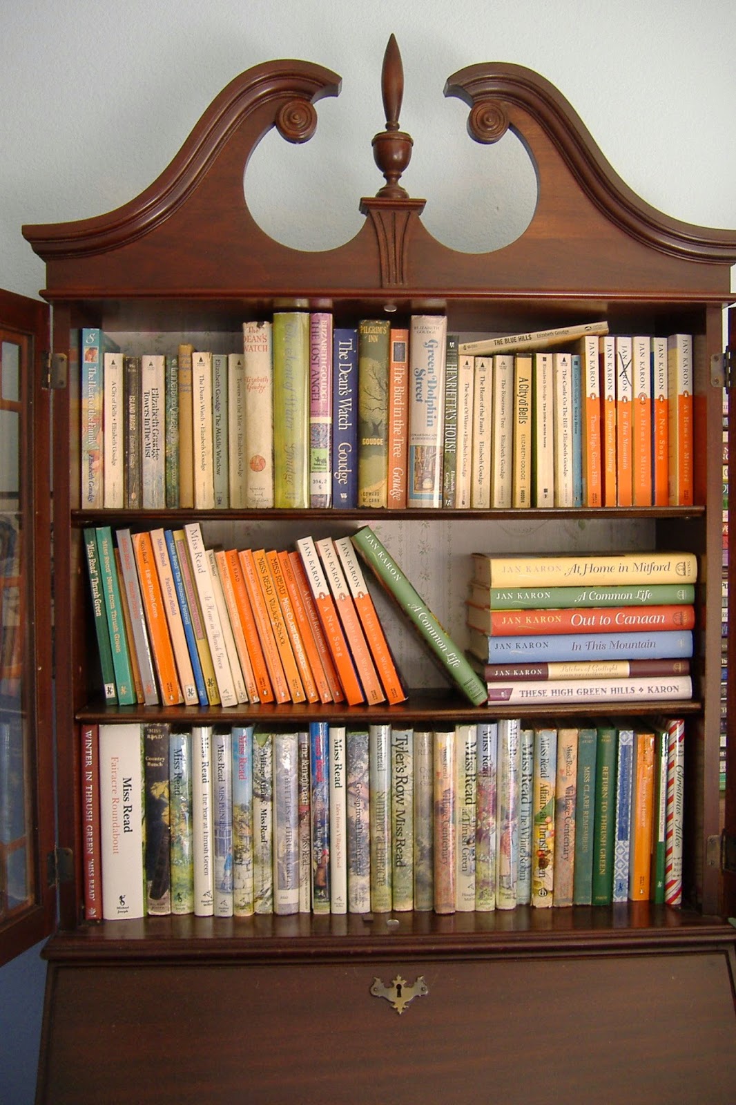 antiques-and-teacups-christmas-reading-list-what-s-on-yours