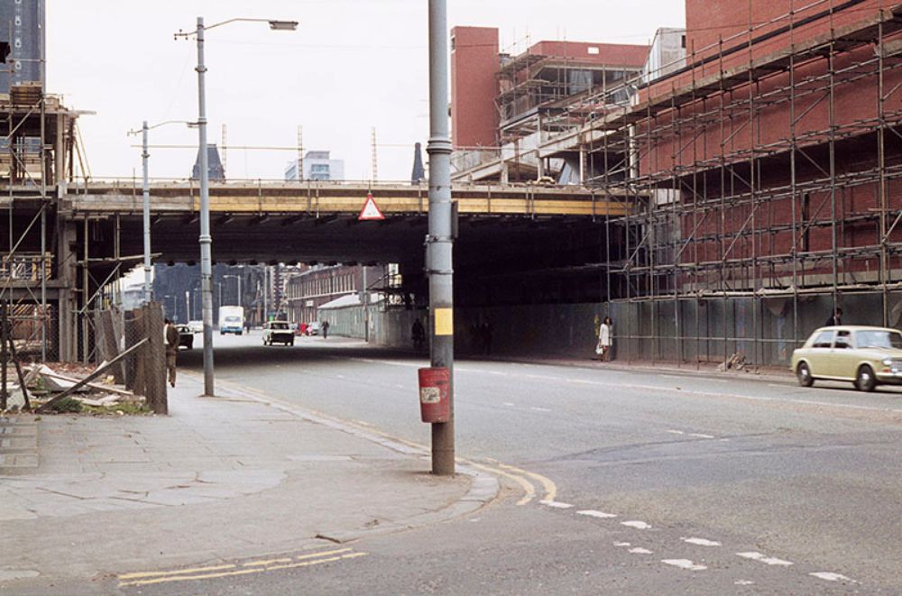 30 Fascinating Color Photographs Capture Street Scenes of Manchester in ...