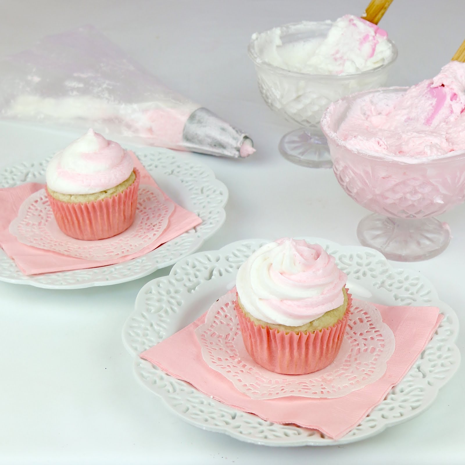 {VIDEO} How To Pipe a Two-Toned Frosting Cupcake Swirl - The Lindsay Ann