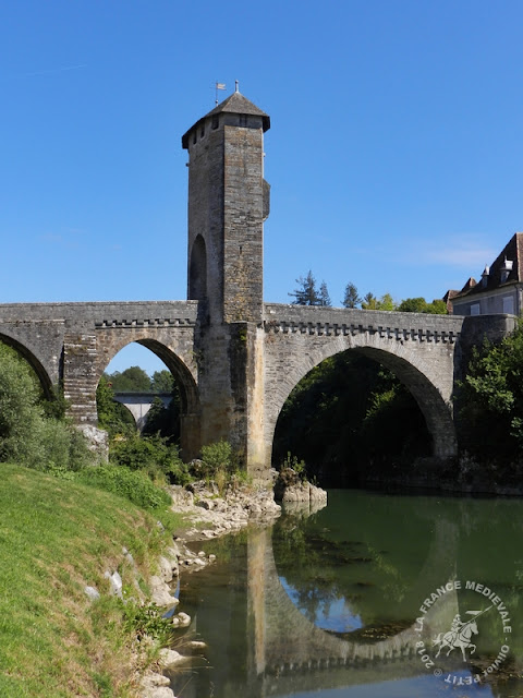 LA FRANCE MEDIEVALE: ORTHEZ (64) - Pont médiéval fortifié
