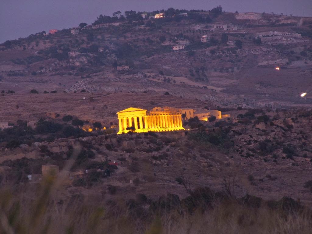 ΚΛΕΙΩ: Η ΚΟΙΛΑΔΑ ΤΩΝ ΕΛΛΗΝΙΚΩΝ ΝΑΩΝ