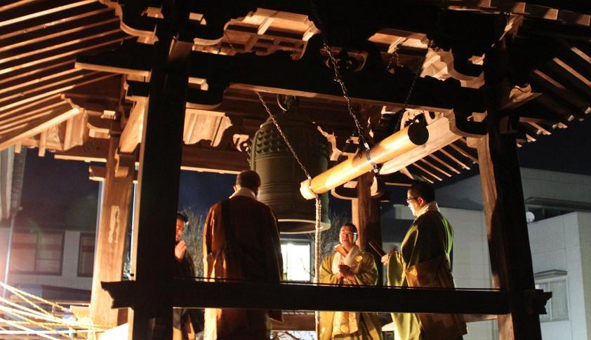 Japanese New Year: Bell ringing | Japan Gate