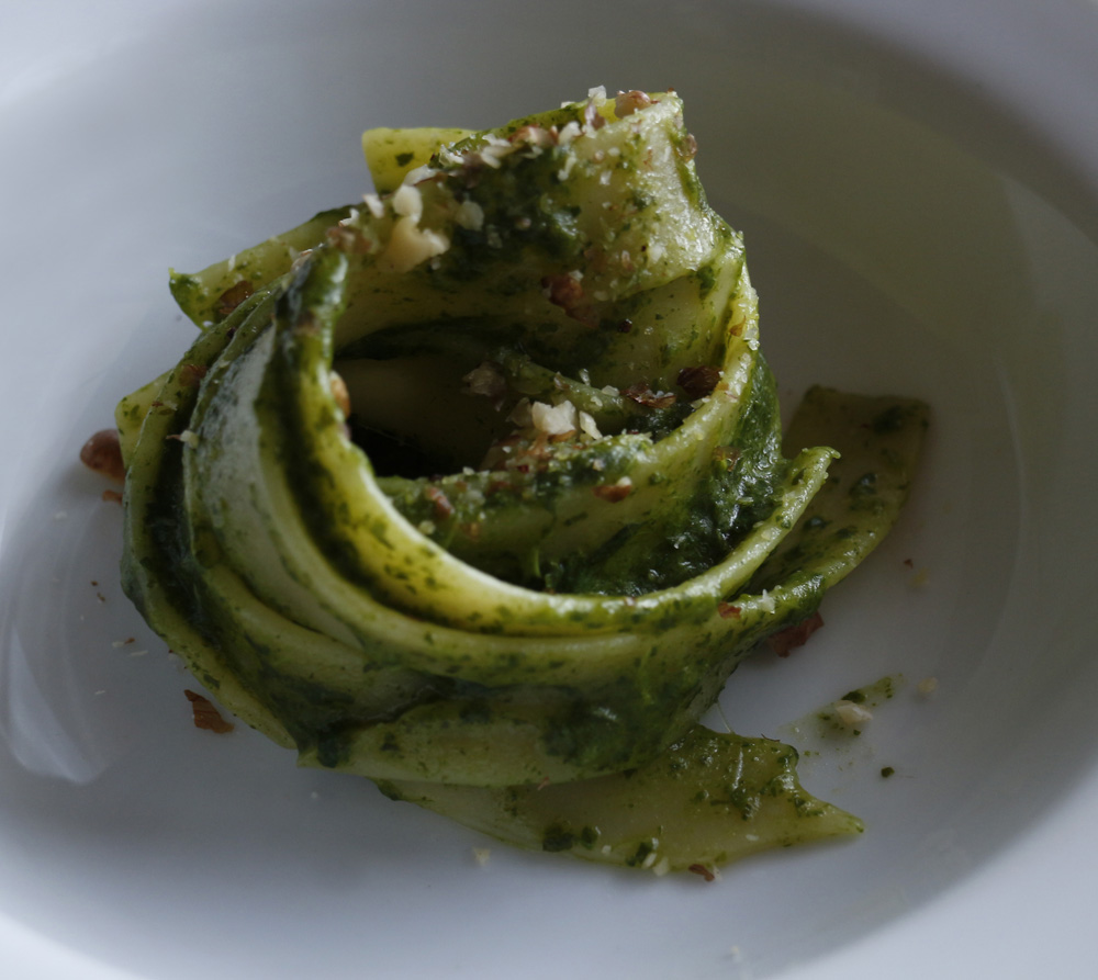 Pasta alla crema di friarielli, aglio, olio, peperoncino e noci tostate