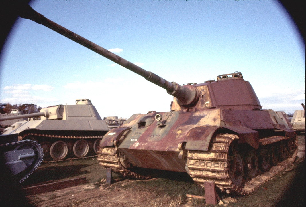 World 1900 - 1950: Short photo story of Pz.Kpfw. VI "Tiger II" № 332