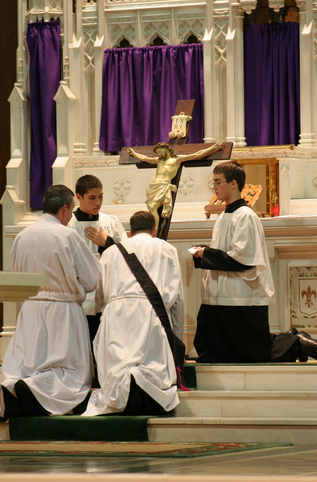 Te Deum laudamus!: Video: Veneration of the Cross in Extraordinary Form ...