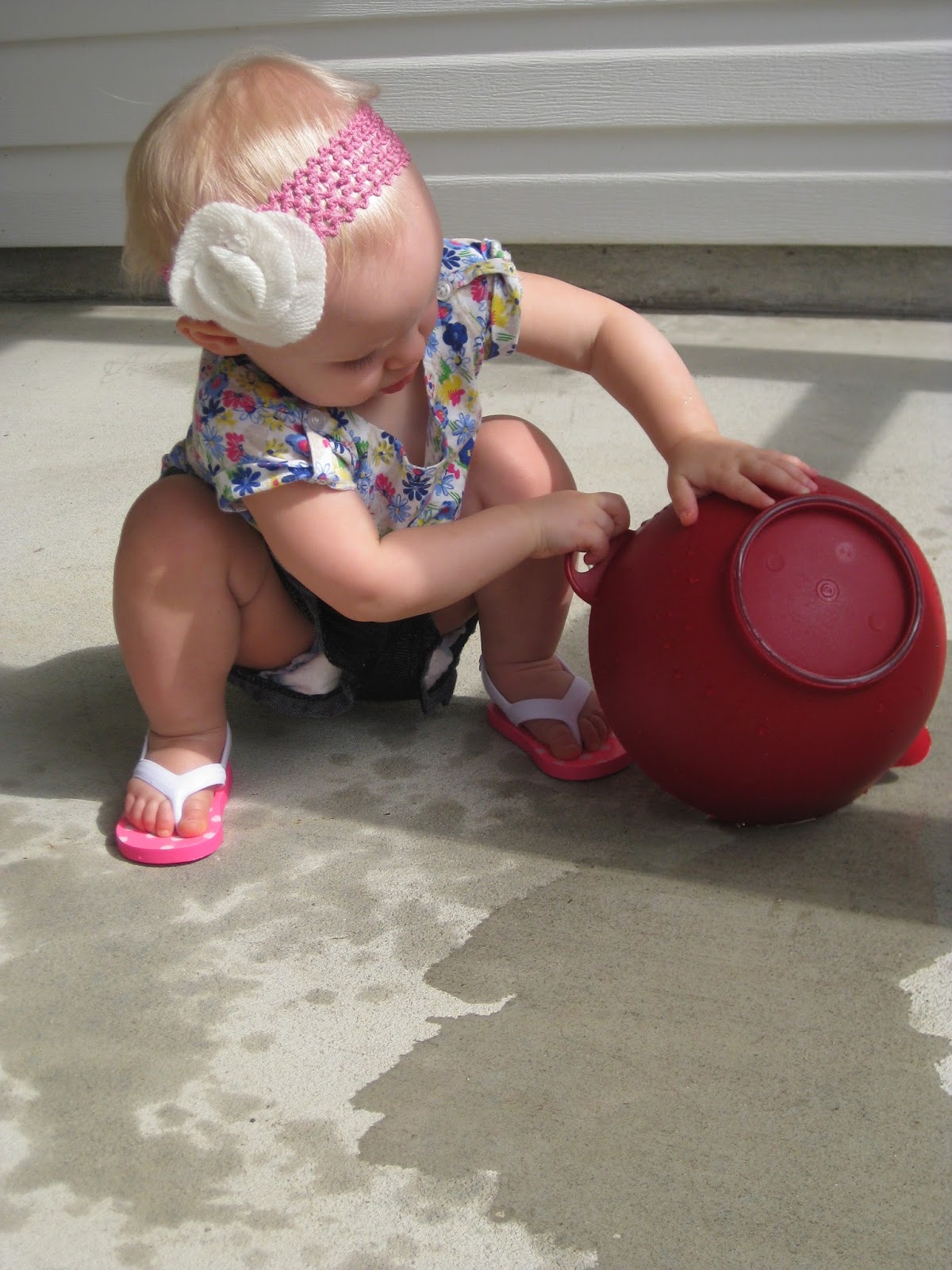 Teacher Turned Momma: (Ridiculously) Simple Water Play Teacher Turned Momma: (Ridiculously) Simple Water Play