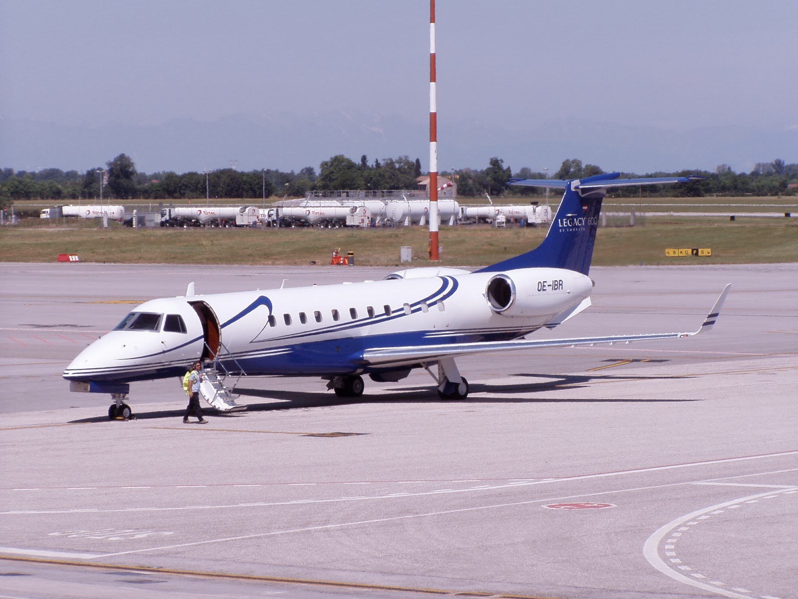 Fly Crew Openings: First Officer Embraer ERJ-135/Legacy/145