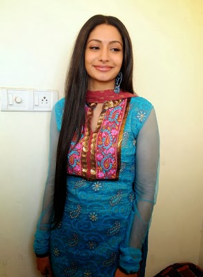 Anita Galler Candid Photoshoot HQ Pics At 'Maro Charitra' Telugu Movie ...