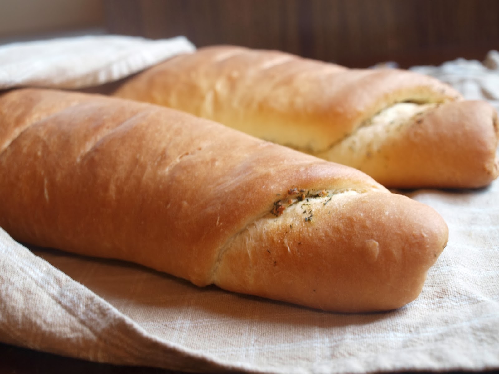 baltoje lėkštėje: Česnakinis batonas