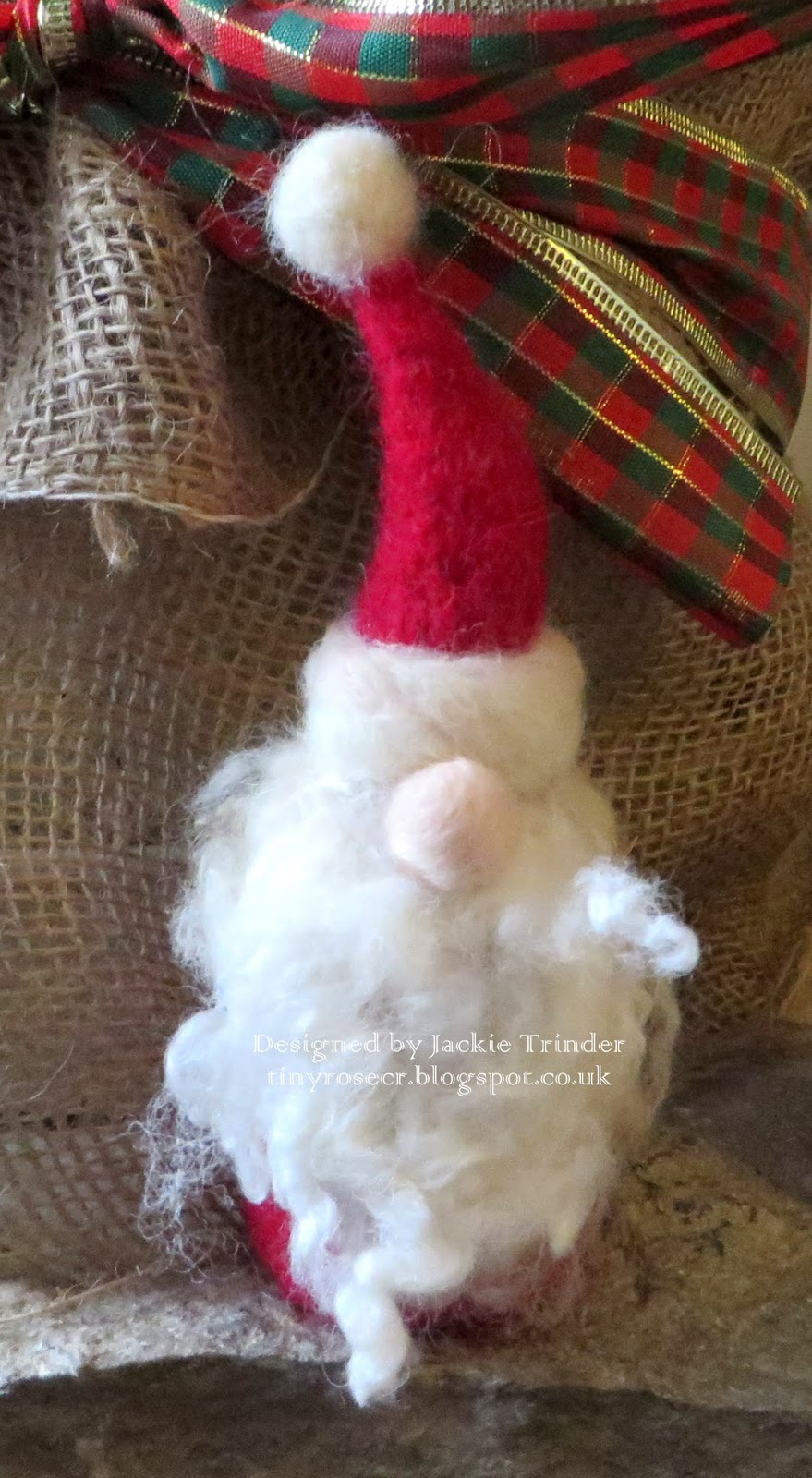 Tinyrose's Craft Room: Needle Felted Santa