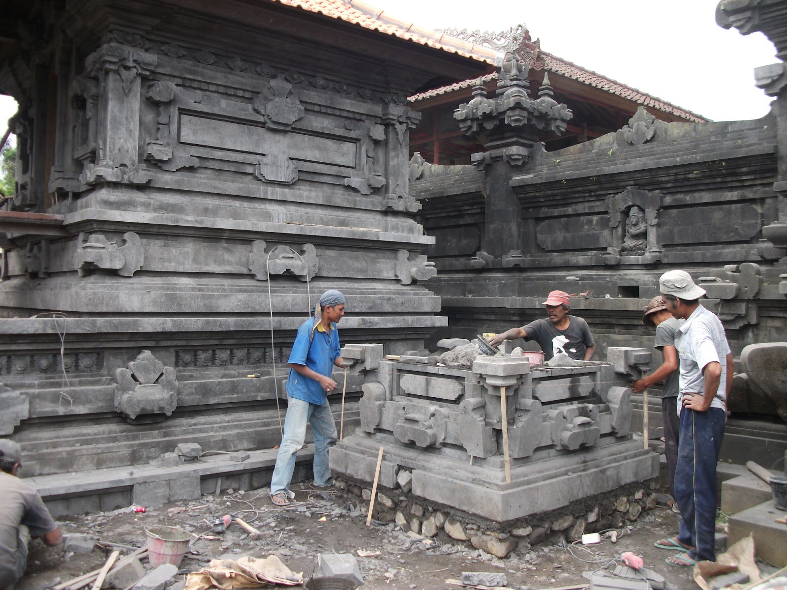 PENGRAJIN / KERAJINAN PURA DI BALI DENGAN BATU TABAS