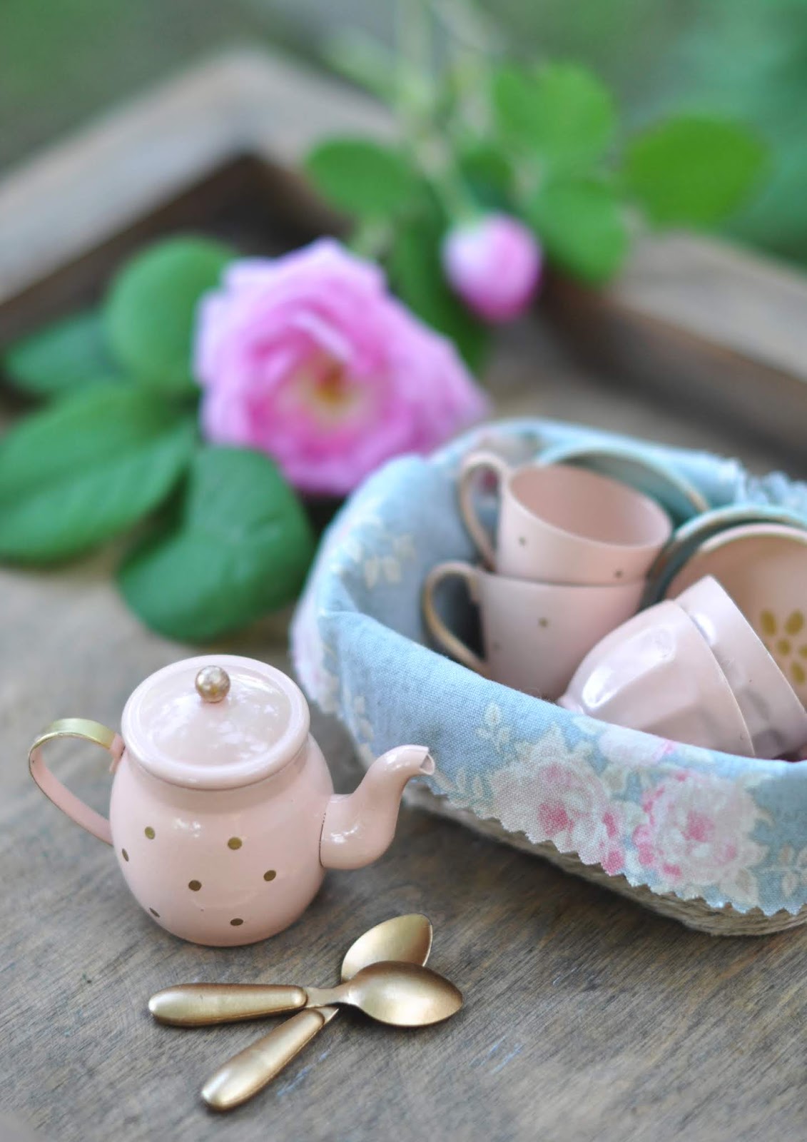Living on the Rainbow: Чаепитие у розового куста / Miniature tea party