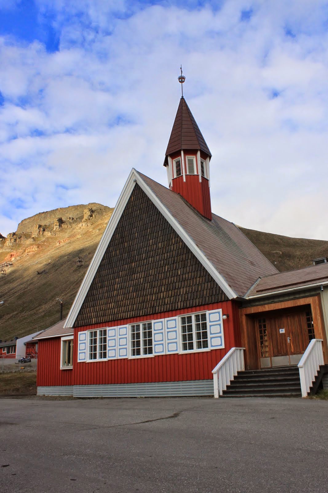 NORWEGIAN FJORDS & THE BALTIC: LONGYEARBYEN ON THE NORWEGIAN ISLAND OF ...