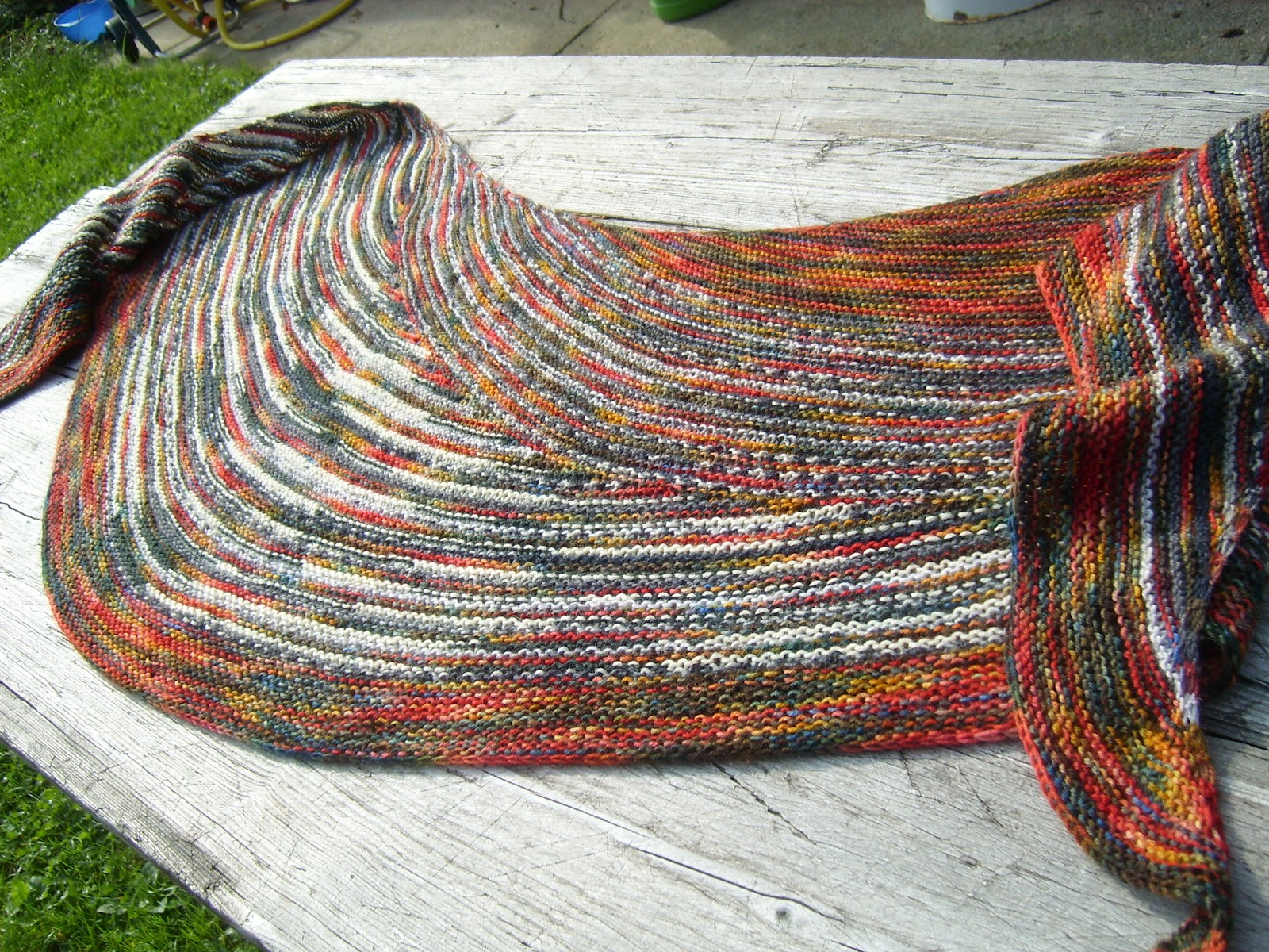 Bockfilz: Happy knitting: Finished short row shawl
