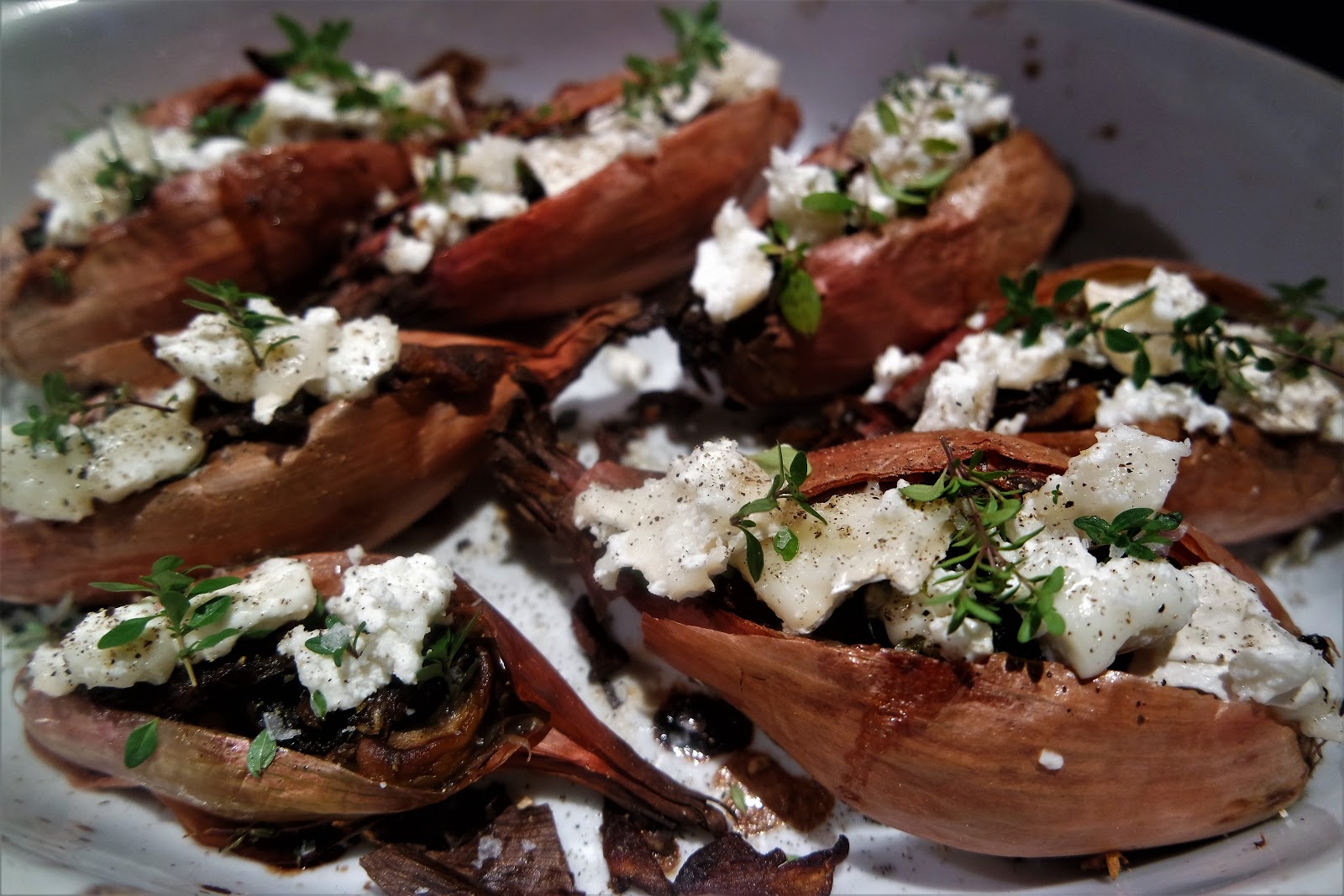 Maalaisbistro: Paahdettu salottisipuli sieni- ja vuohenjuustotäytteellä