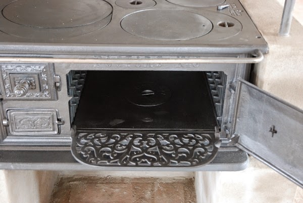 Vaniljan valkoista: Vanhan puuhellan kunnostus