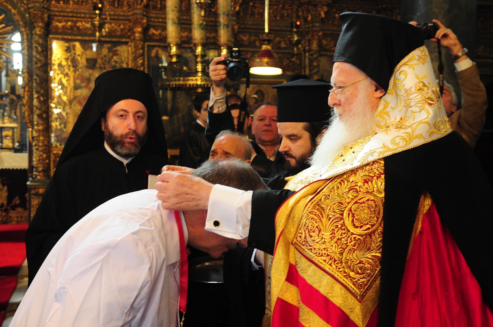 ΦΩΣ ΦΑΝΑΡΙΟΥ: ΑΡΧΙΣΕ ΣΤΟ ΦΑΝΑΡΙ Η ΤΕΛΕΤΗ ΓΙΑ ΤΟ ΑΓΙΟ ΜΥΡΟ