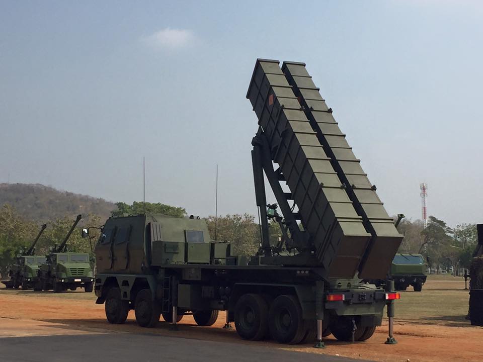 THAIDEFENSE-NEWS: กองทัพบกรับมอบ จรวดหลายลำกล้อง DTI-1G แบบนำวิถี