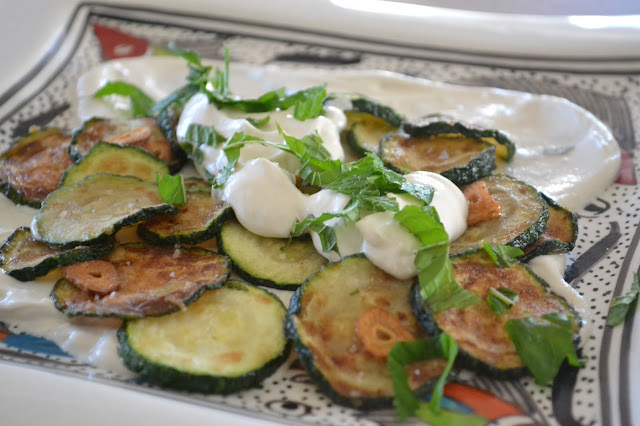 Eet lekker: Gebakken courgettes met yoghurt, tahin en knoflook