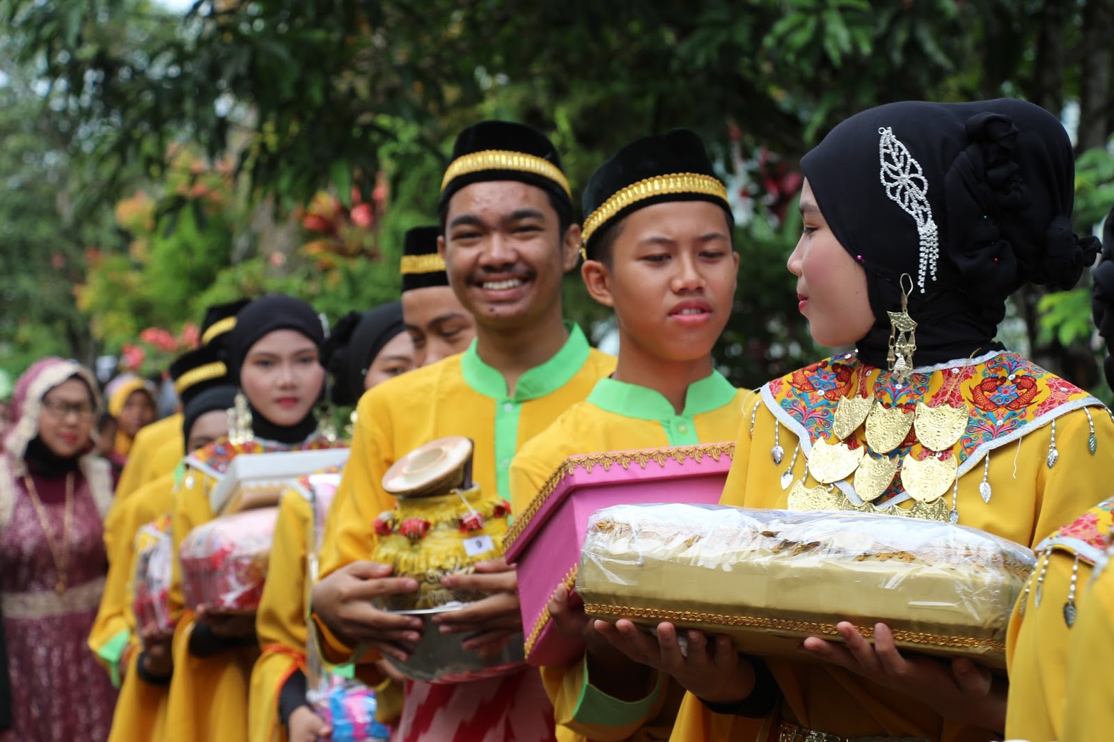Tempayan Kapat menjadi salah satu barang hantaran yang harus ada pada ...