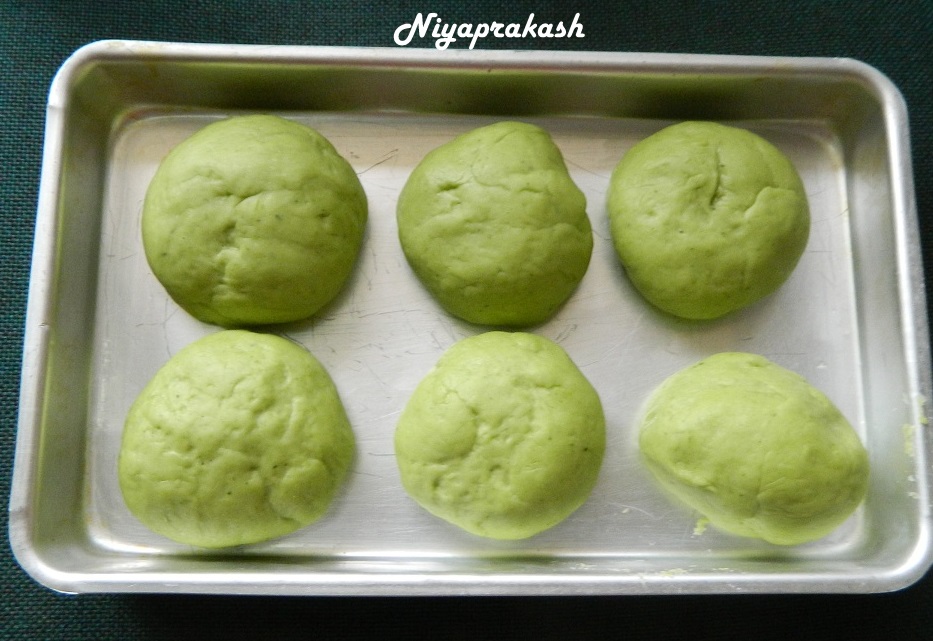 Niya's World: Palak Bun (Roll) or Popeye Spinach Bun (Roll)