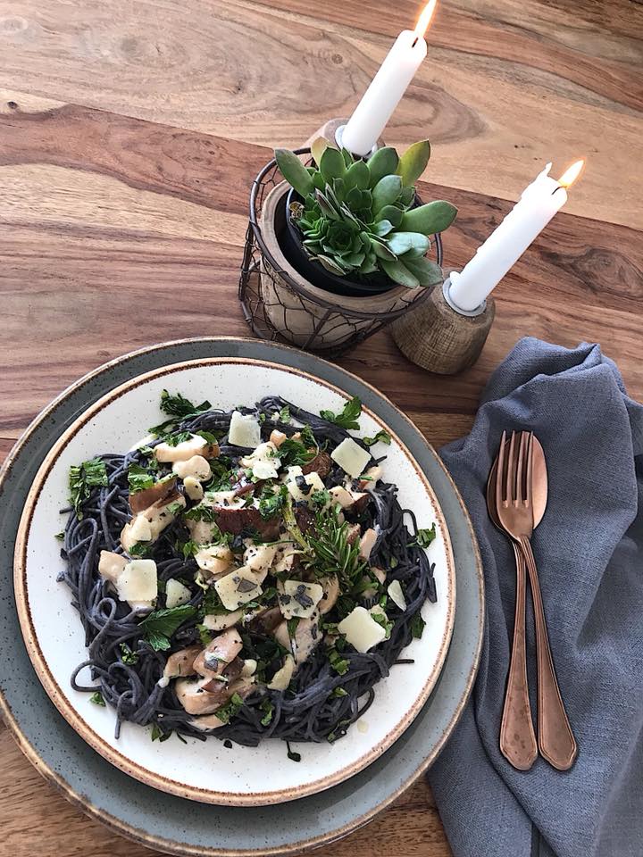 GATIM, MANCAM, SAVURAM: Paste cu hribi