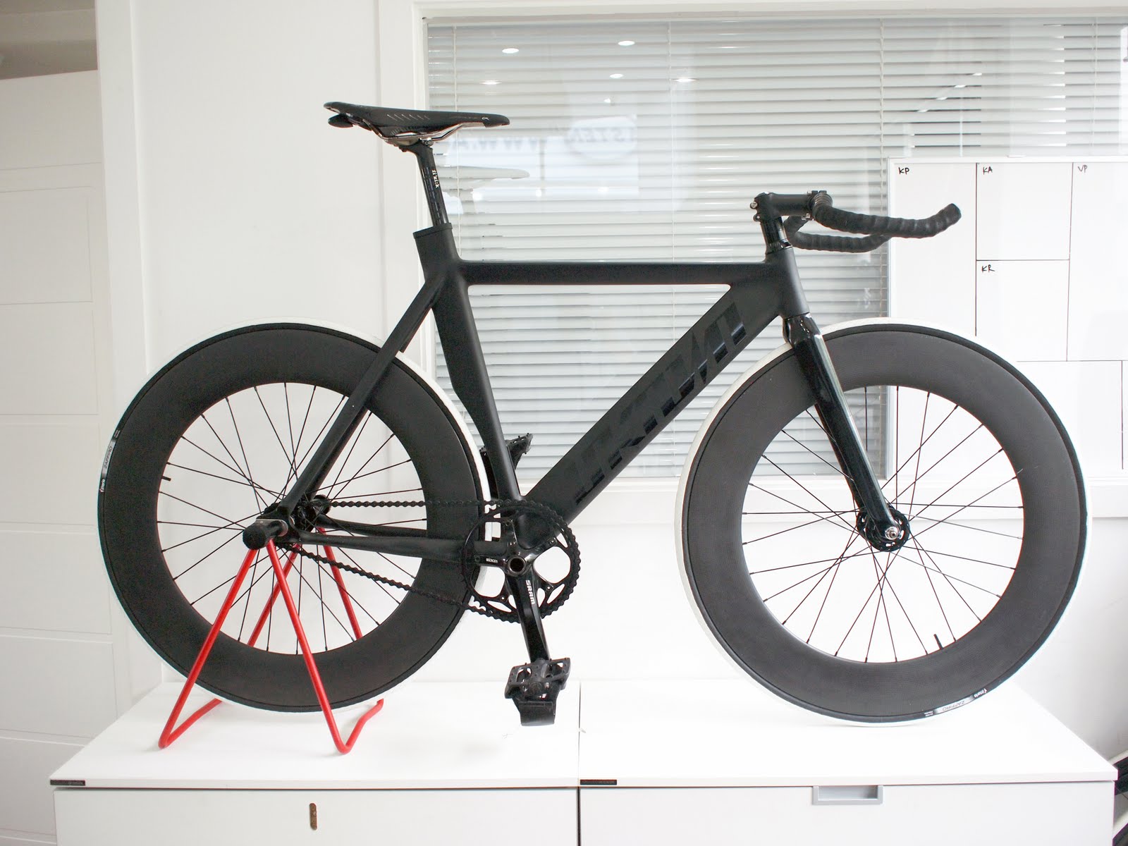 nico's flying bikes: UNKNOWN LV X3 + UNKNOWN 88mm Carbon wheelset