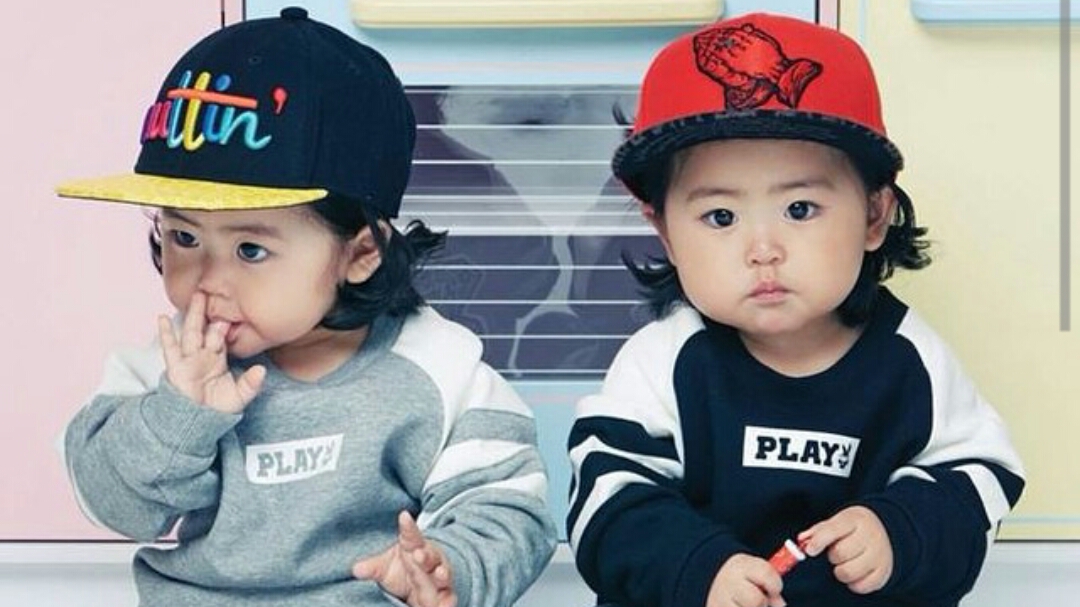 Anak Kembar yang menggemaskan