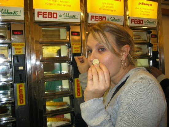 Fast food vending machine: Fast food through vending machine