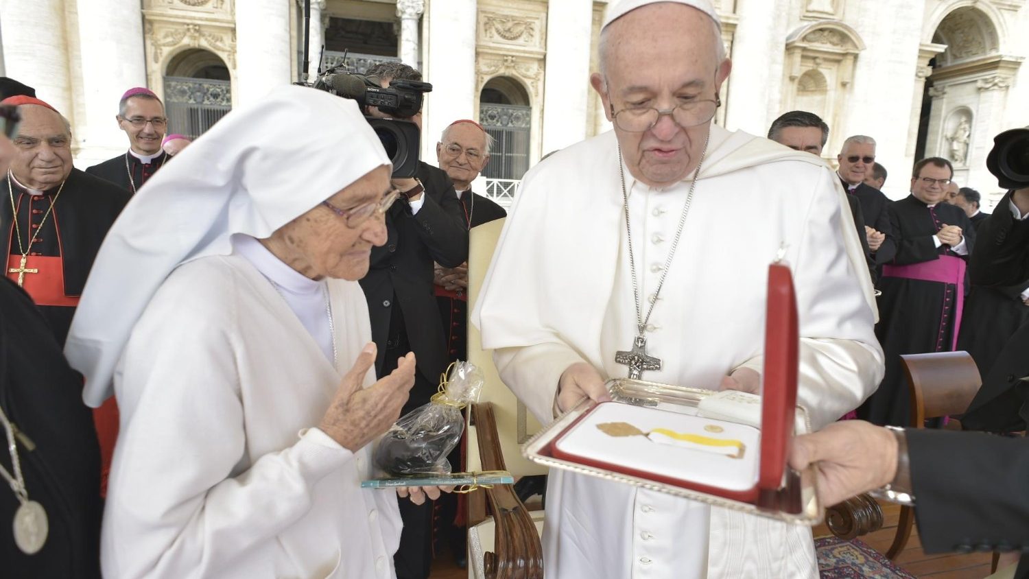 Wow Pope Francis Awards 85 year old Missionary Nun who Delivered Babies ...