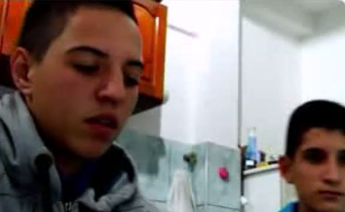 Amigos Punhetando Juntos Na Cama Com Rafa