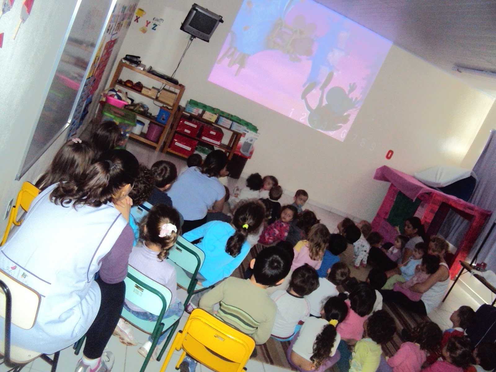CENTRO DE EDUCAÇÃO INFANTIL ROSA BRANCO: CINEMA NA ESCOLA DO SESC