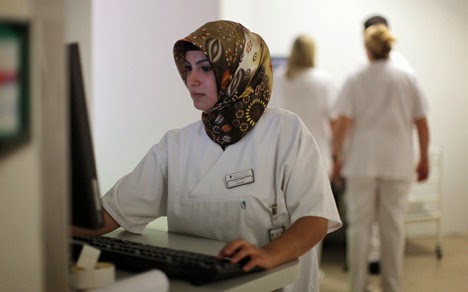 Are women allowed to work in Islam?