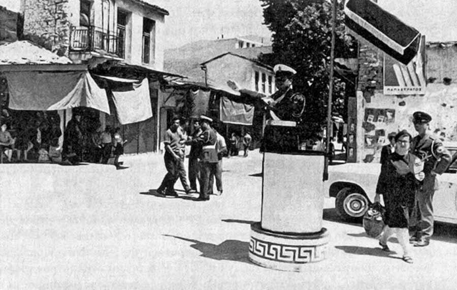 ΦΩΤΟ-ΡΕΤΡΟ: Όταν οι τροχονόμοι ρύθμιζαν την κυκλοφορία στο κέντρο των ...
